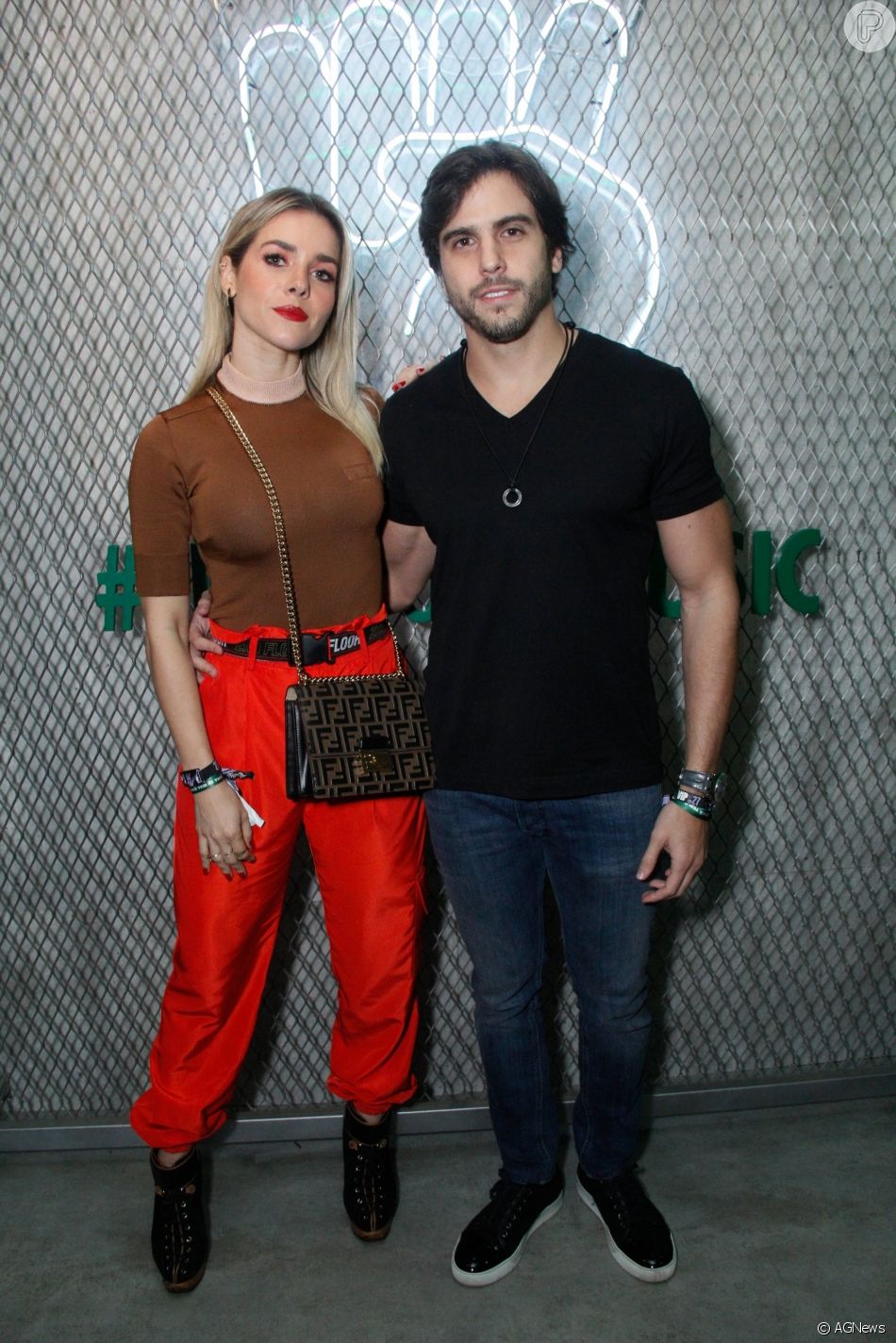 Monique Alfradique curte shows do Rock in Rio com o namorado, Gabriel ...