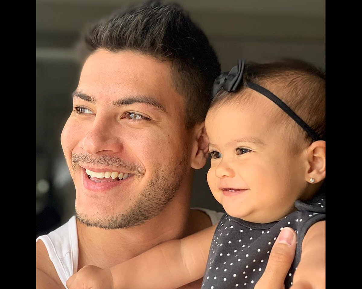 Foto: Mayra Cardi e Arthur Aguiar comemoraram o aniversáriio da filha ...