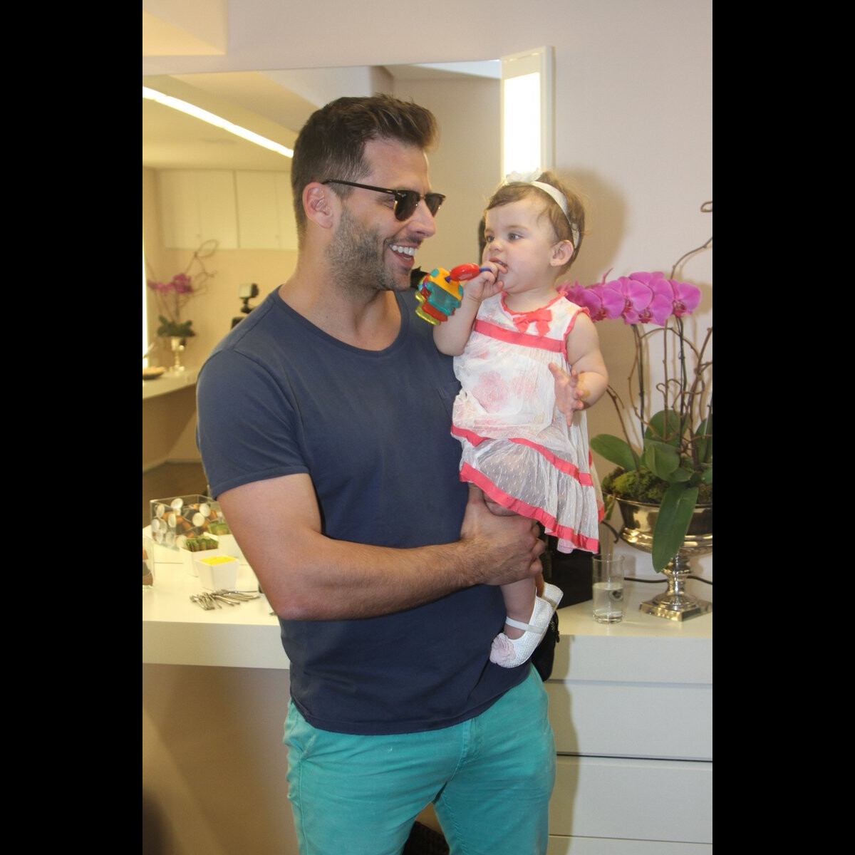 Foto: Henri Castelli leva a filha Maria Eduarda, de 10 meses, a evento ...