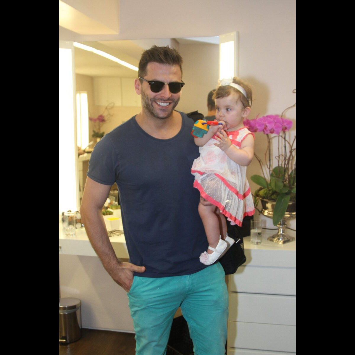 Foto: Henri Castelli leva a filha Maria Eduarda, de 10 meses, a evento ...