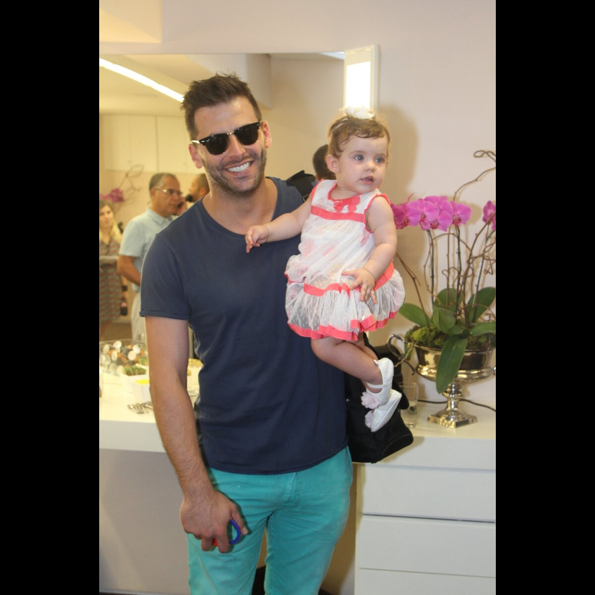 Foto: Henri Castelli vai com a filha, Maria Eduarda, de 10 meses, a ...