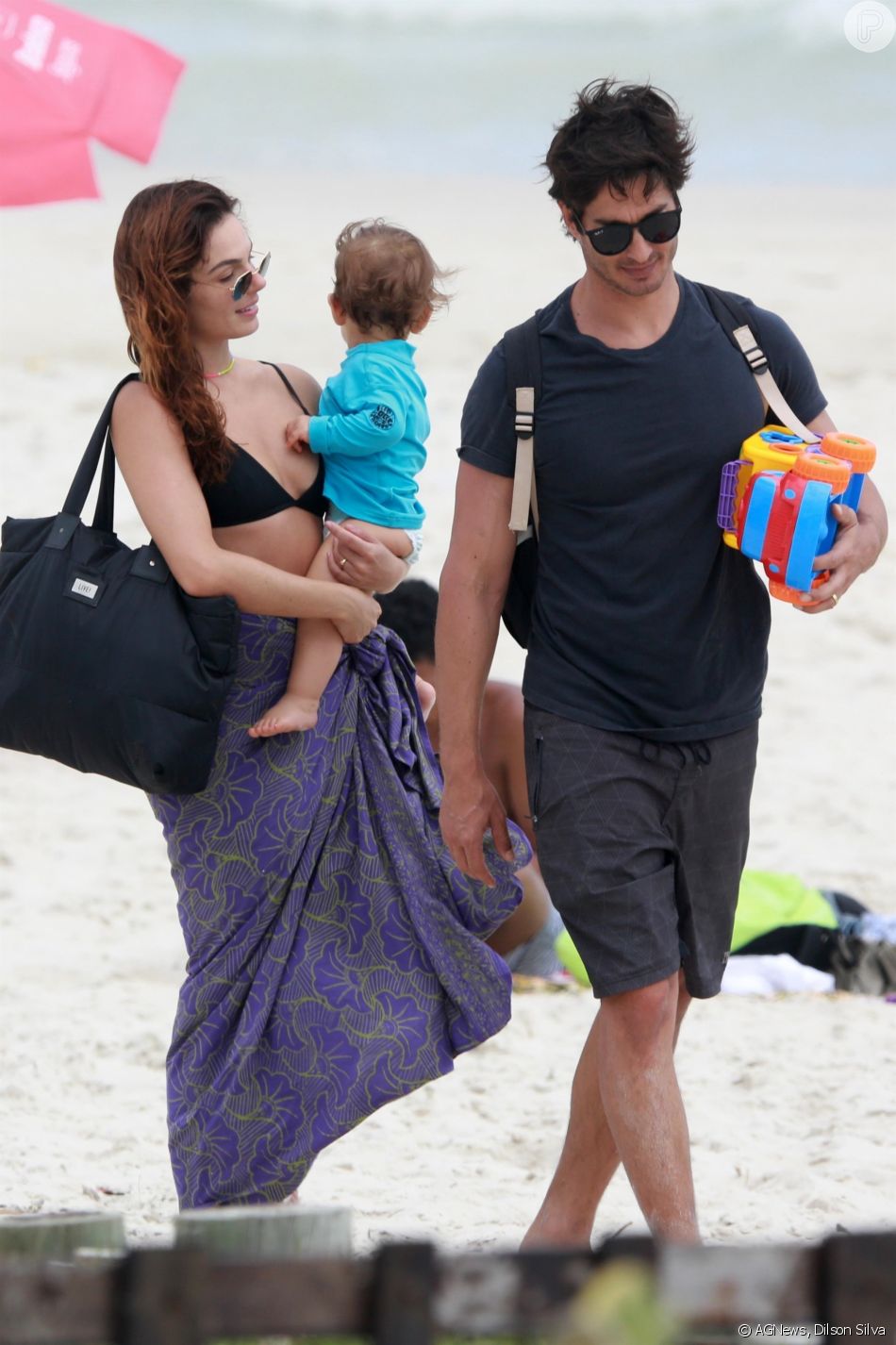 Isis Valverde leva o filho, Rael, no colo após dia de praia em família ...