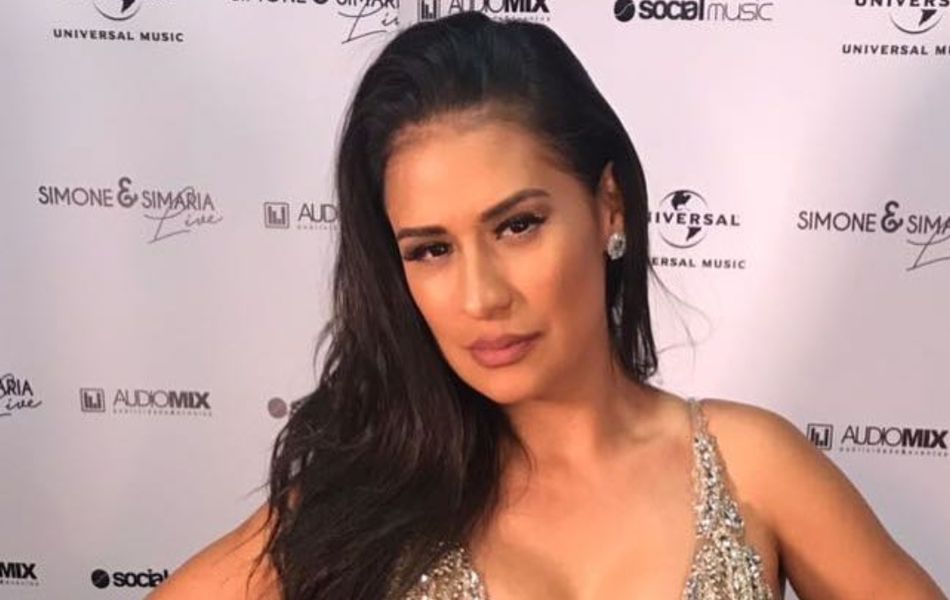 Simone exibe silicone em maiô na praia e surpreende com atitude. Fotos ...