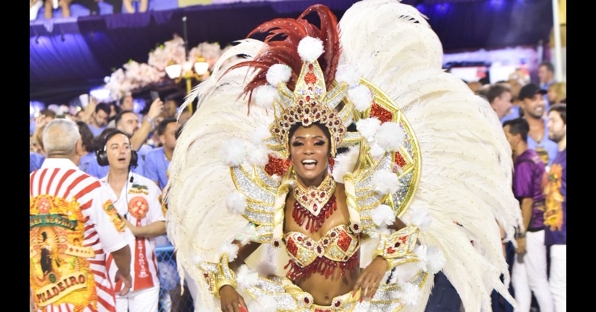 Erika Januza, musa do Salgueiro, contou que sempre quis desfilar pela ...