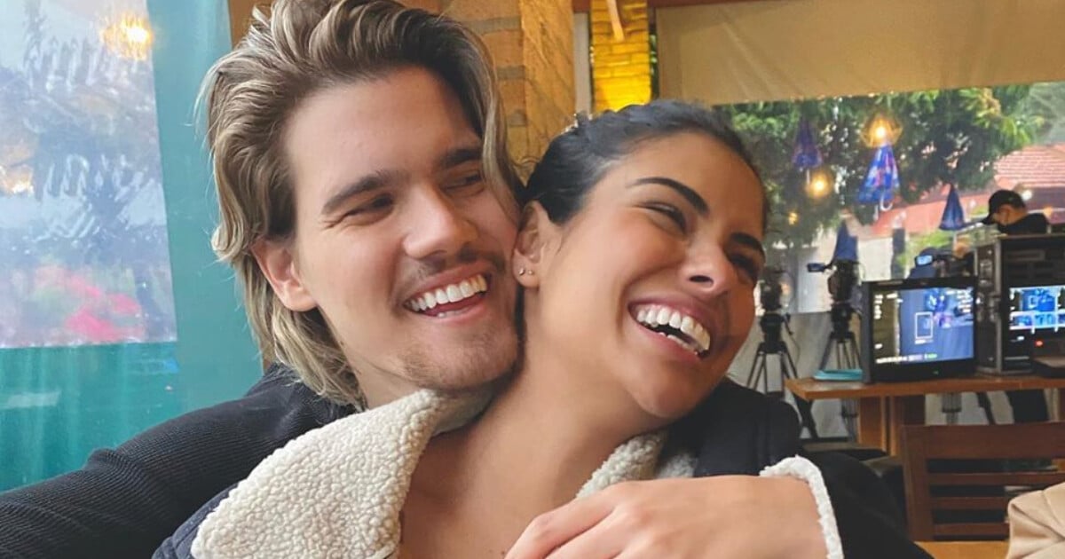 Munik Nunes posa com o namorado, Caio Cesar, e recebe declaração ...