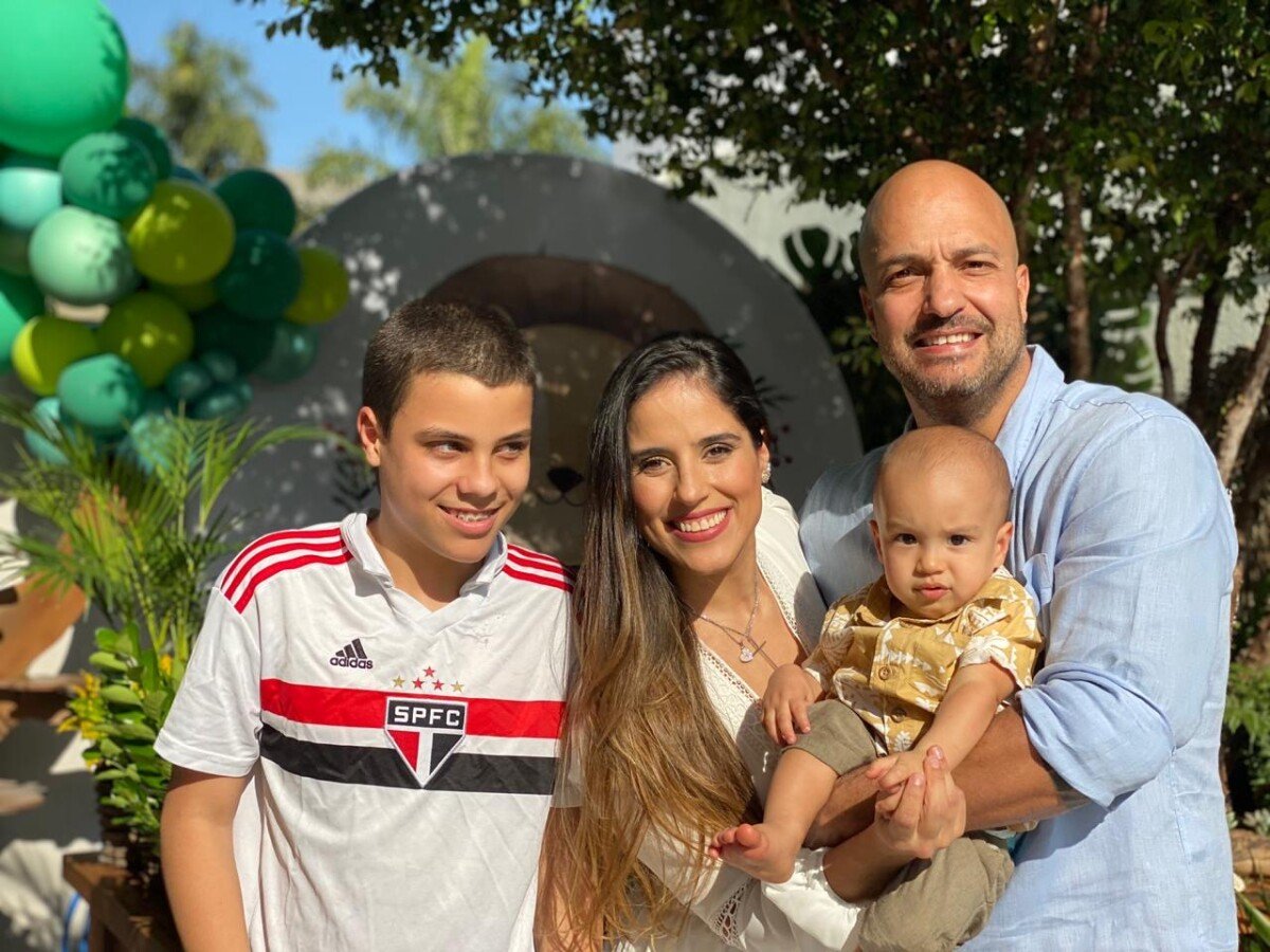 Foto: Com o marido, Leonardo Lessa, e o enteado, Antonio, Camilla Camargo comemorou 1 ano do ...