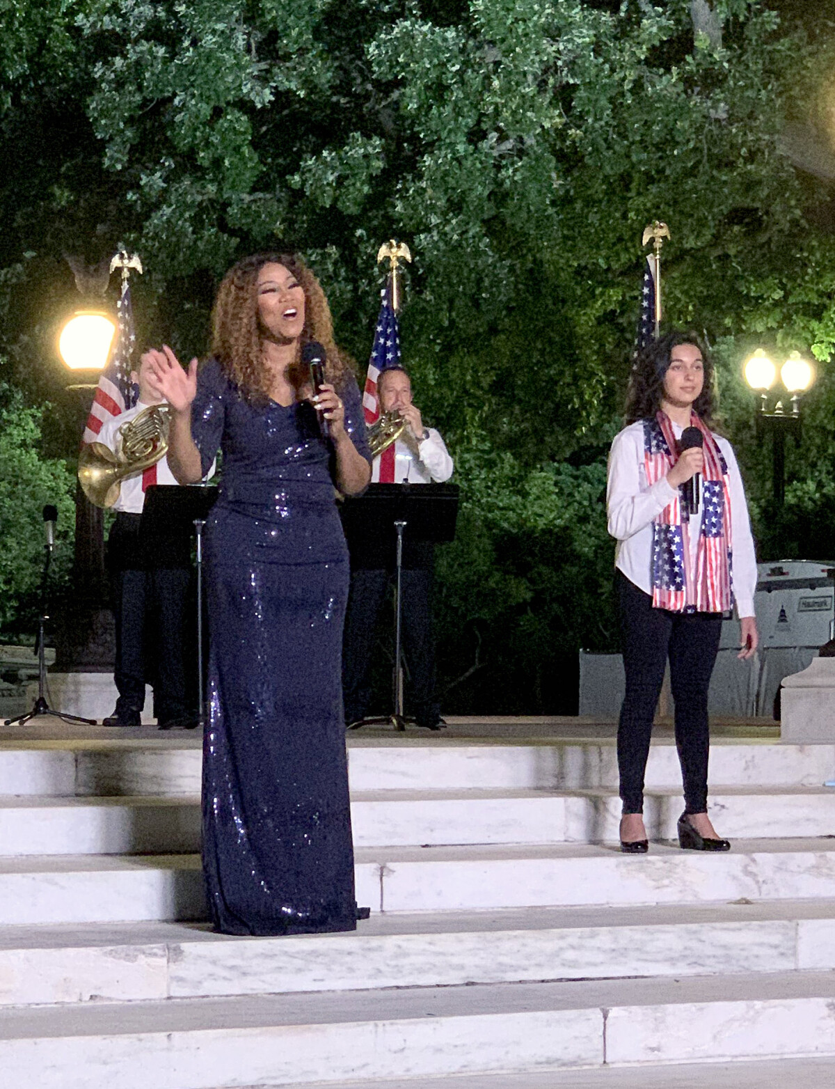 Foto: Cantora Yolanda Adams aposta em vestido glow na posse de Joe ...