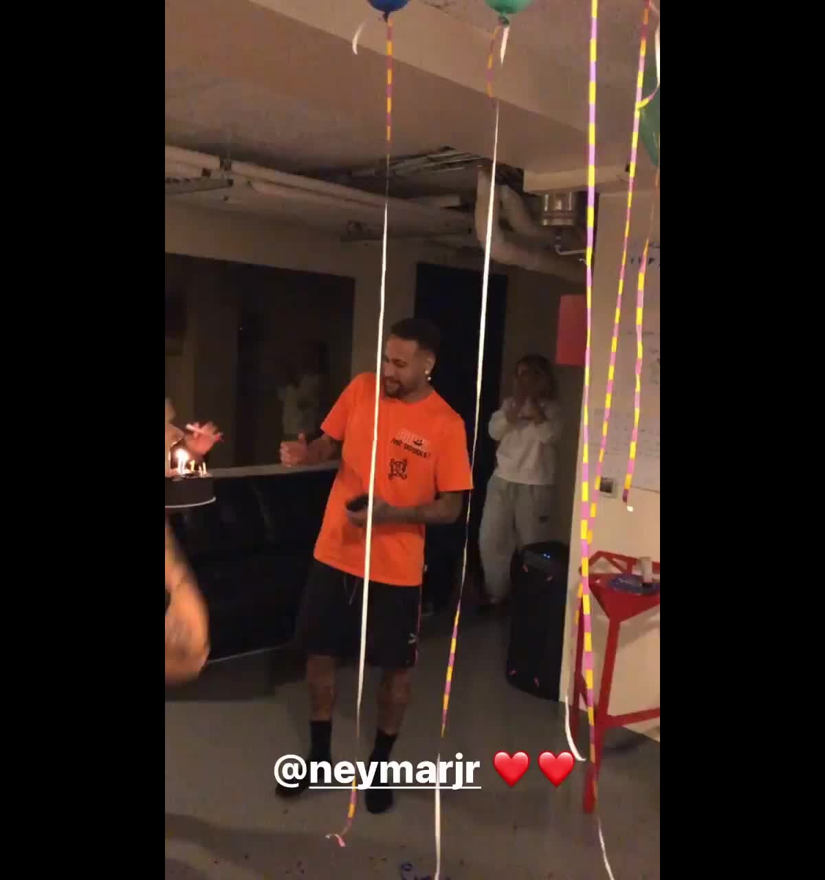 Vídeo: Vídeo de Neymar cantando parabéns em festa surpresa! - Purepeople