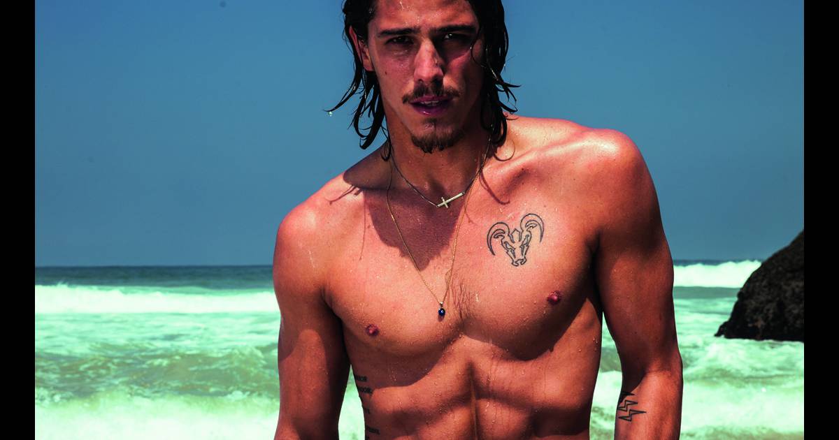 Romulo Neto posa sensual para revista e diz que 'aprendeu a chorar' com ...