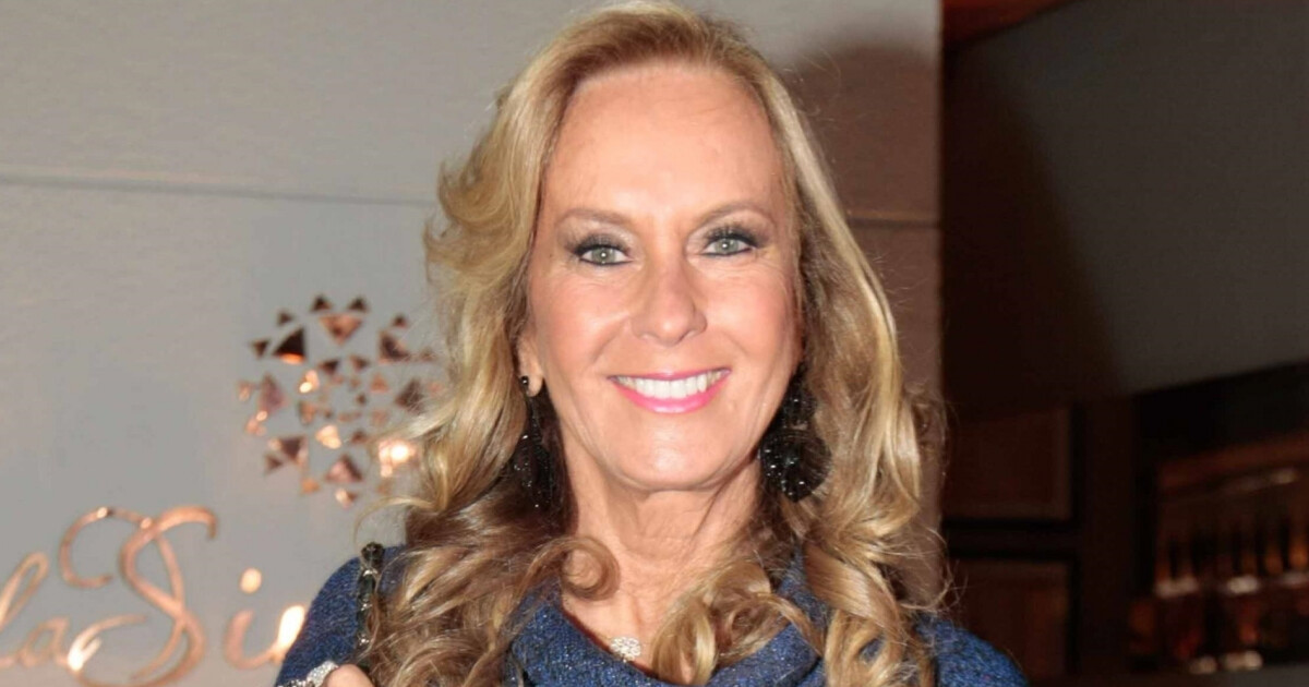 Aos 75 anos, Helô Pinheiro posa de maiô e web reage: 'Que corpo é esse ...