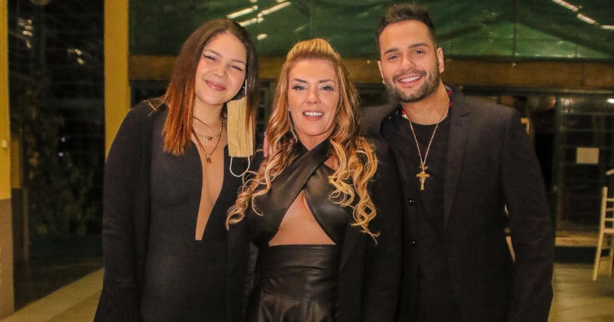 Aysha Benelli com a mãe, Simony, e o namorado da genitora, Felipe ...