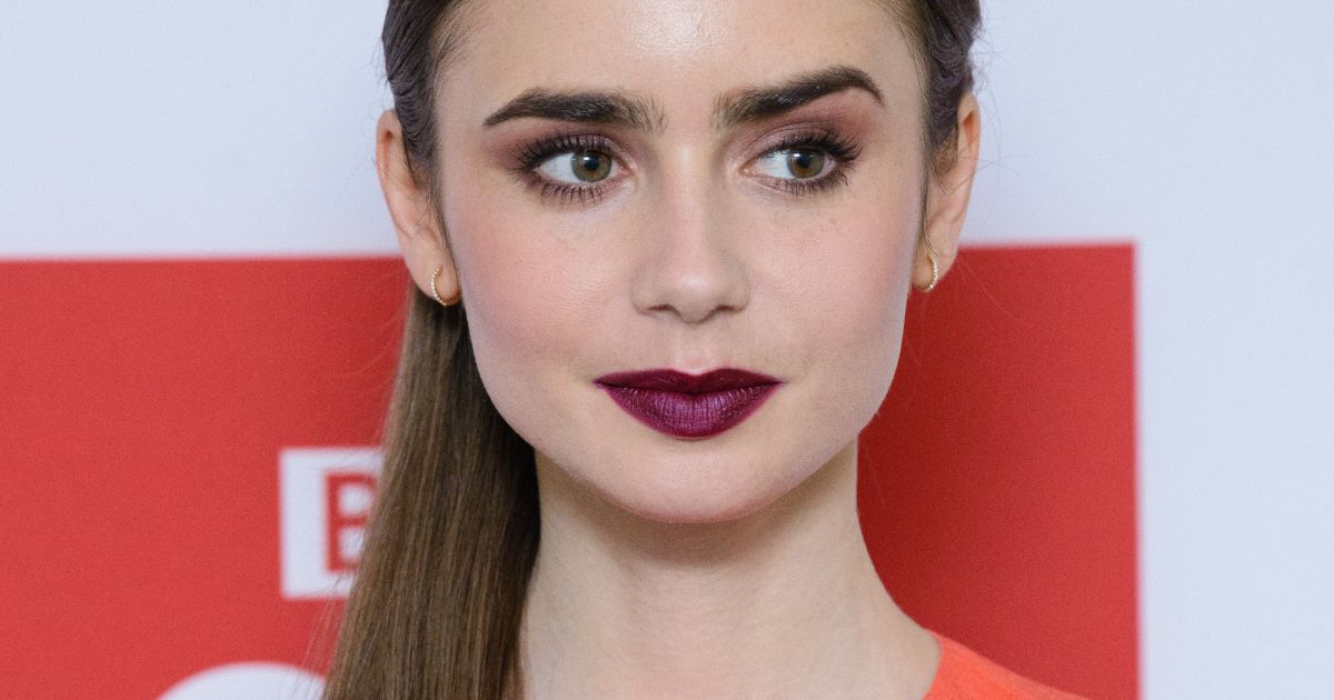 A atriz de 'Emily in Paris' adora batom escuro na vida real - Purepeople