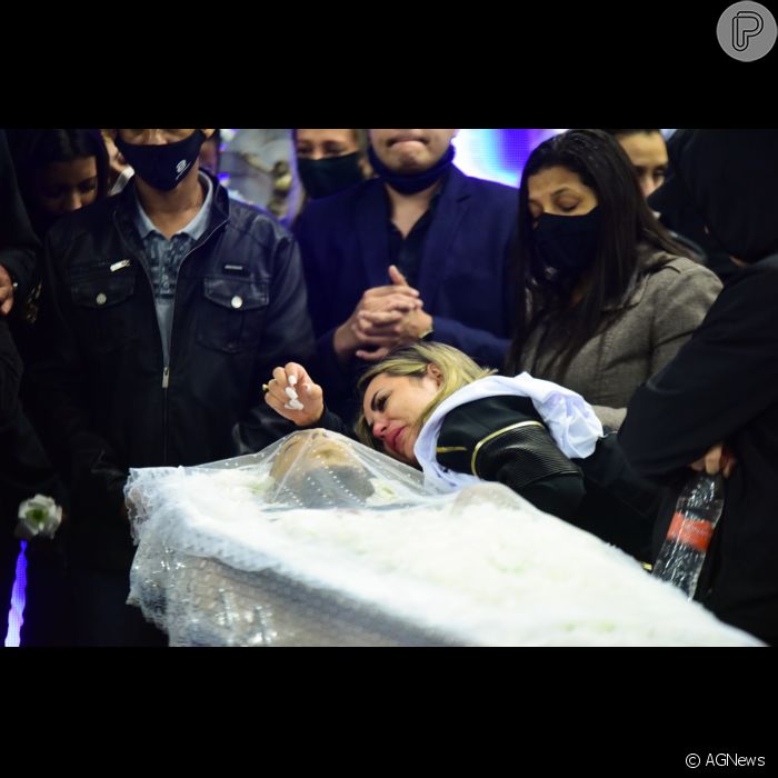 Família e fãs se despedem de MC Kevin em velório do cantor realizado na ...