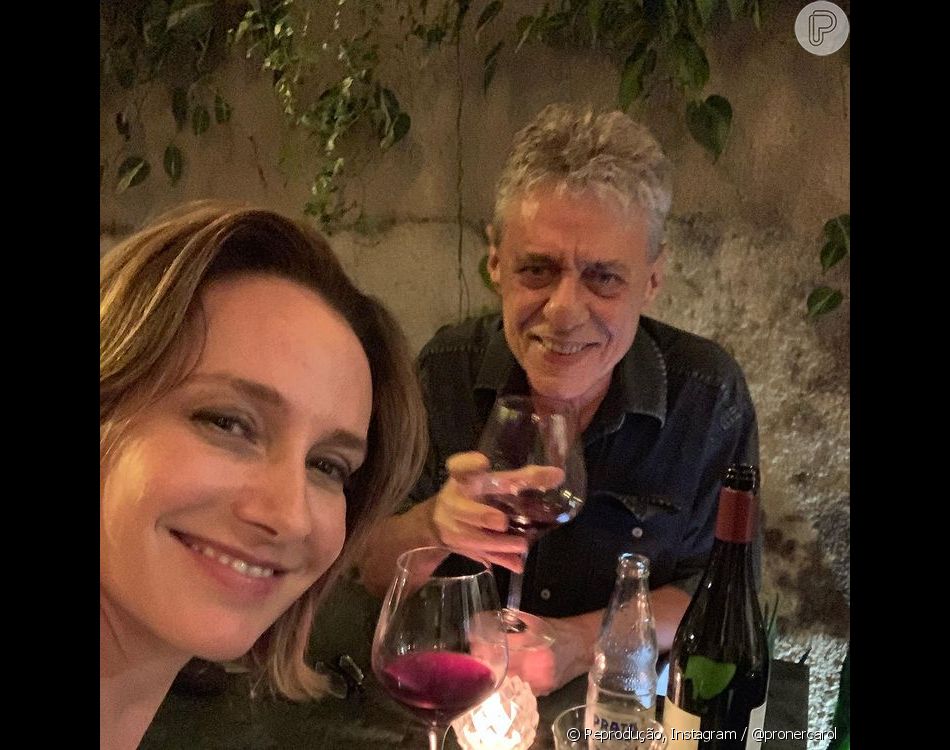 Carol Proner, de 47 anos, e Chico Buarque, de 77, se conheceram através ...