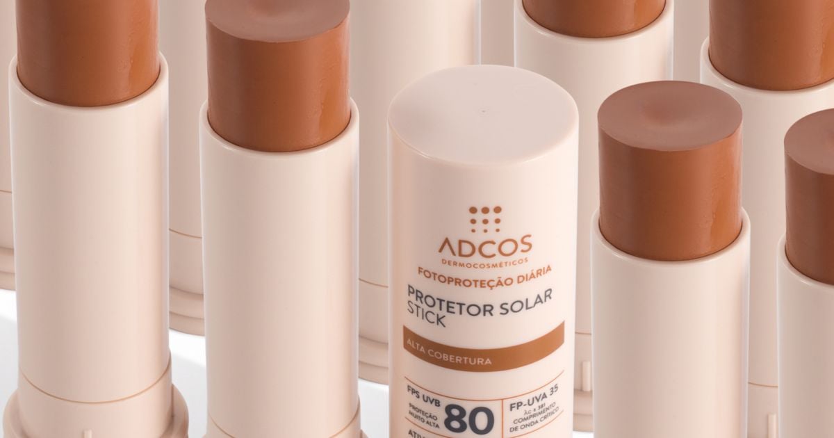 O protetor solar stick da Adcos FPS80 contém ácido hialurônico, ou seja ...