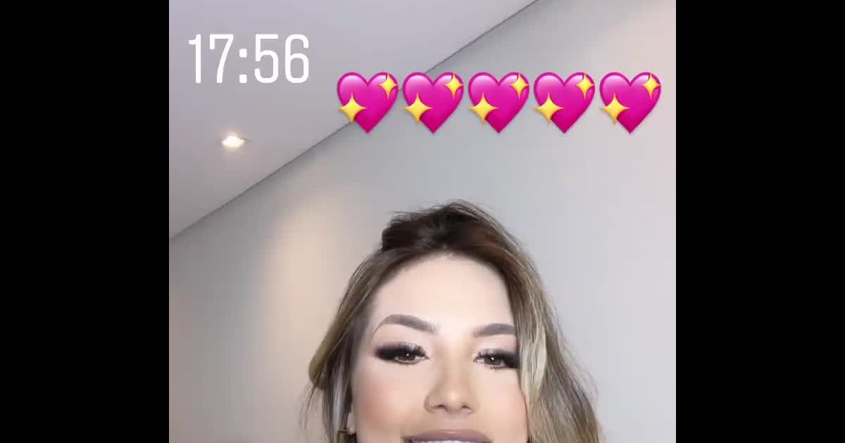 Virgínia mostra colar que ganhou de fã - Purepeople