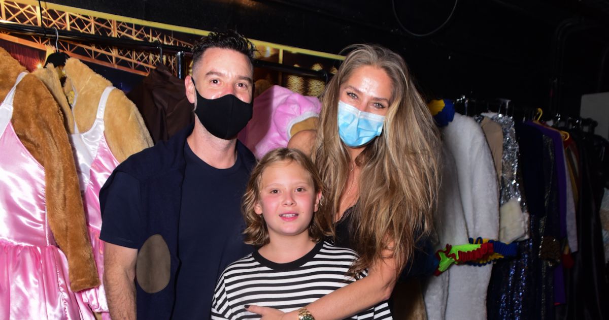 Adriane Galisteu, Alexandre Iodice e Vittorio posam após espetáculo ...