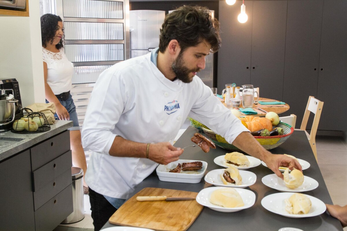 Foto Bruno Gagliasso Mostra Seus Dotes Culinários Durante A Ação
