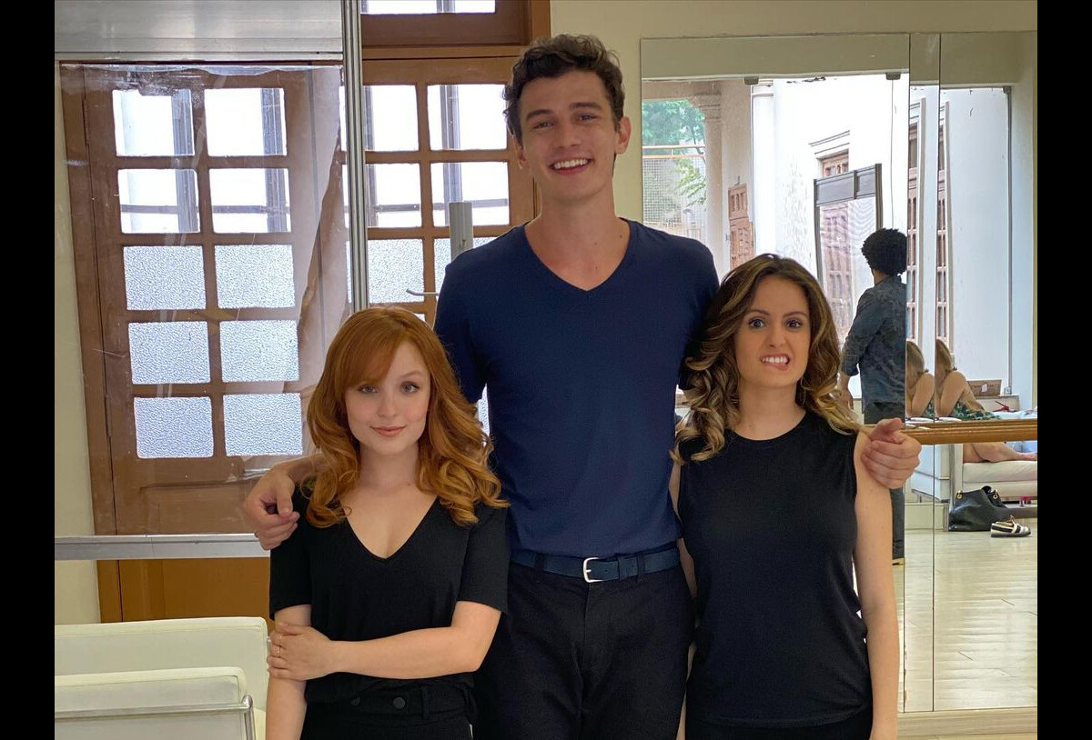 Foto: Nicolas Ahnert entre Larissa Manoela e Amanda de Godoi em bastidor do filme 'Lulli ...