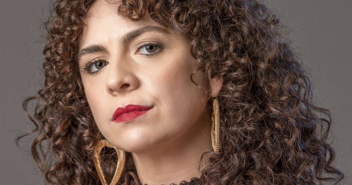 Bárbara (Alinne Moraes) revela a Roney (Danilo Granghéia) paradeiro de ...