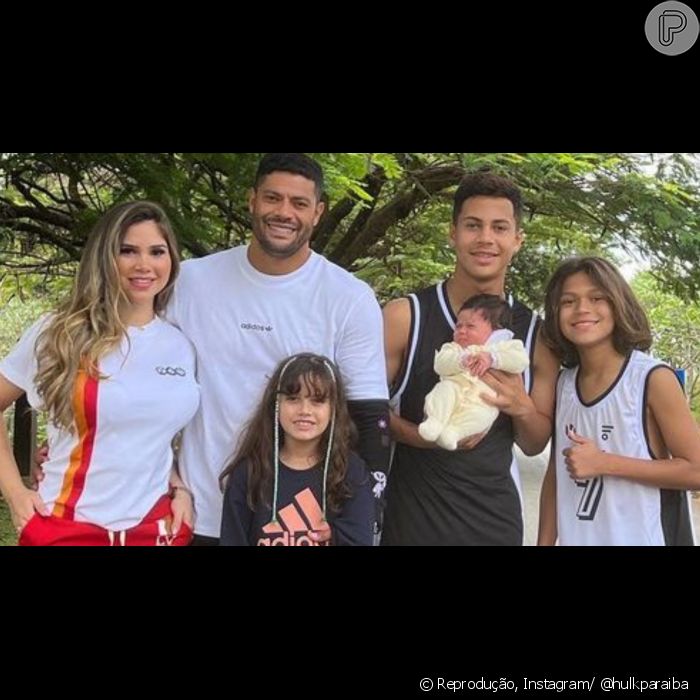 Hulk abre álbum de fotos com a família - Purepeople