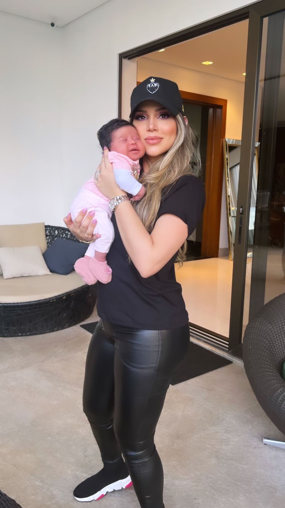 Foto: Filha de Hulk e Camila Ângelo nasceu em abril - Purepeople