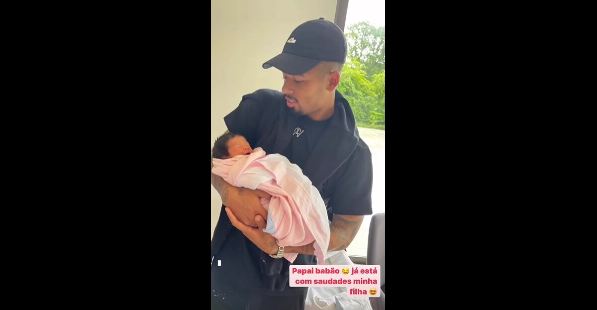 Foto: Gabriel Jesus tem mostrado alguns momentos da paternidade na web ...