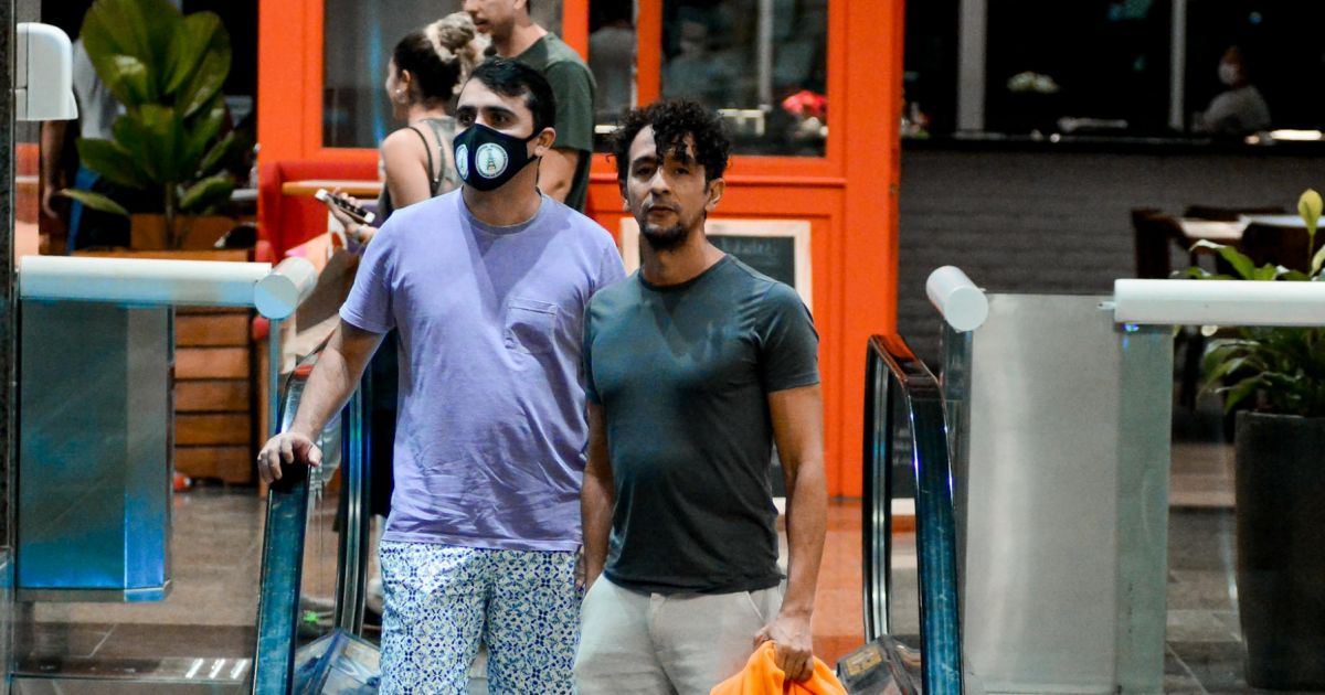 Irandhir Santos e o marido, Roberto Efrem Filho, se dividem entre Rio ...