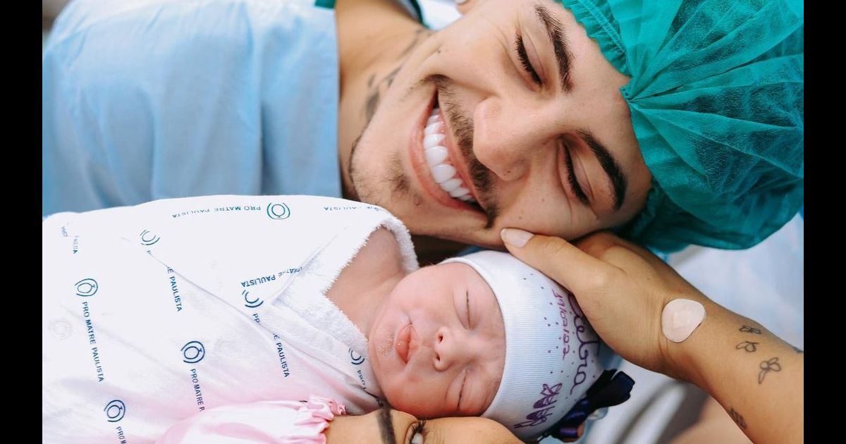 Tays Reis e Biel posam com a filha, Pietra, em foto inédita - Purepeople