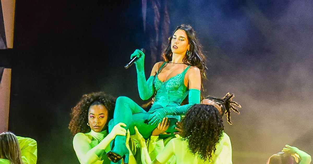 Dua Lipa surgiu no palco vestindo um macacão verde - Purepeople