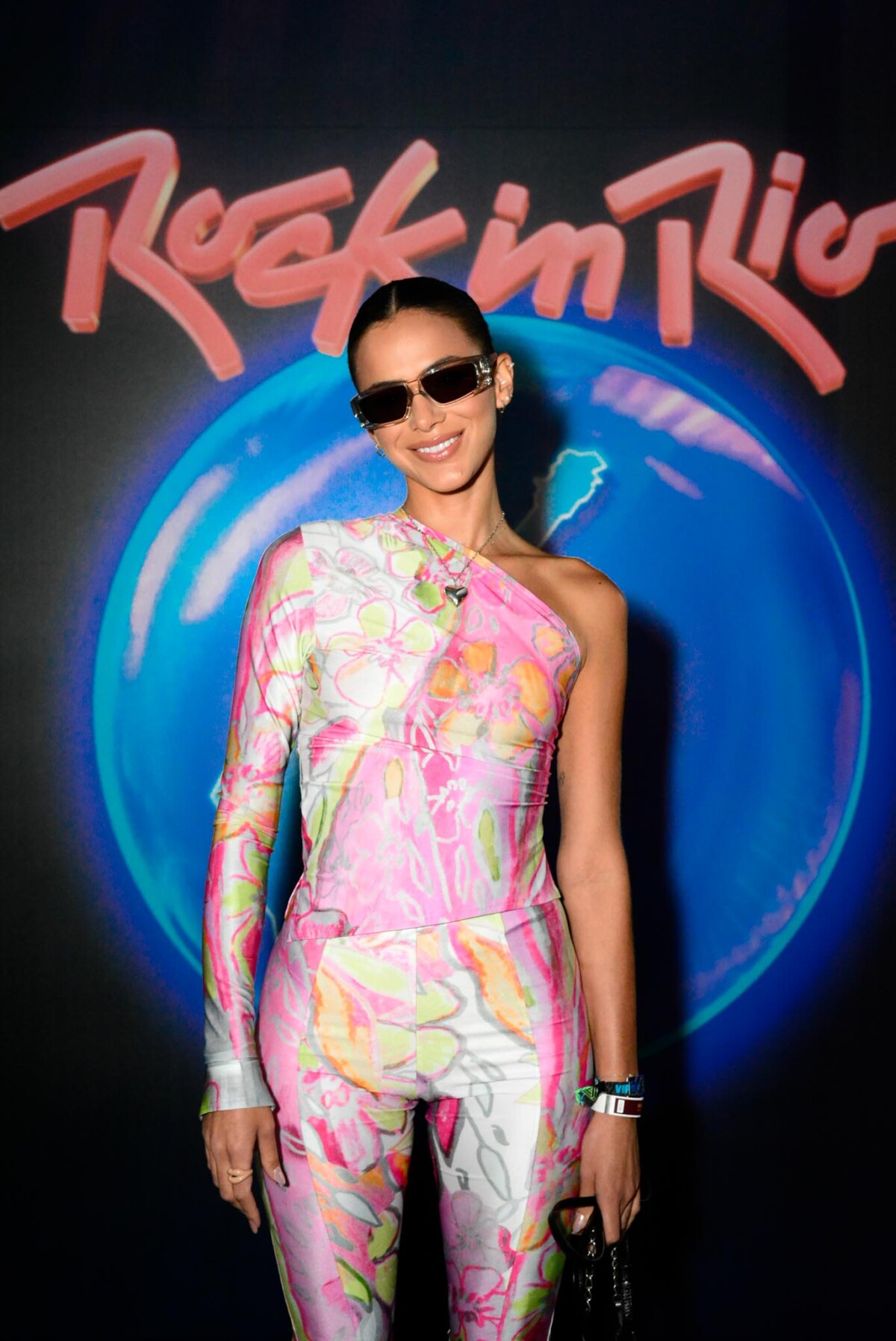 Foto: Bruna Marquezine usou macacão rosa estampado colado ao corpo ...