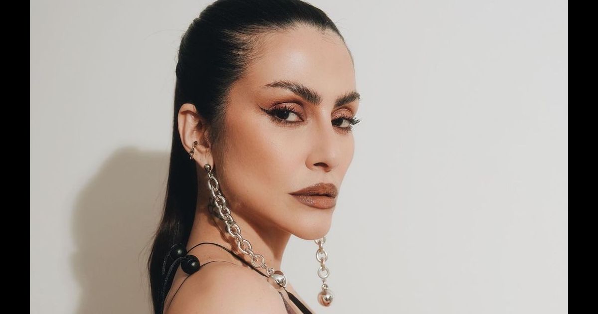 Cleo escolheu look ousado para se apresentar no palco Supernova do Rock ...