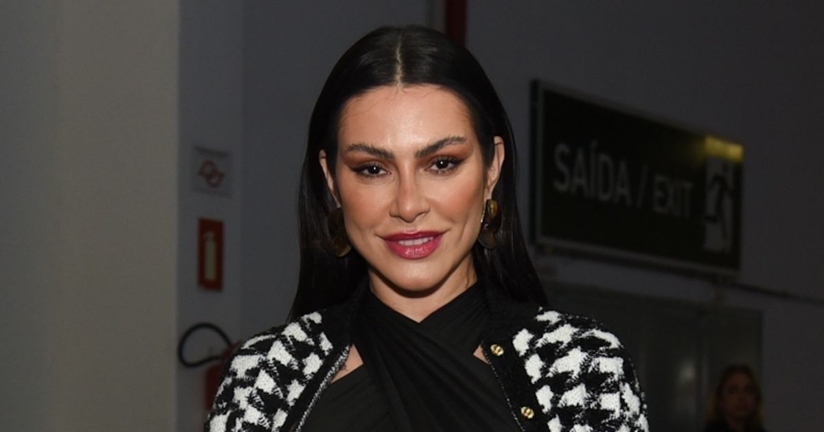 Estilo Cleo: exuberância é o que define os looks da cantora - Purepeople