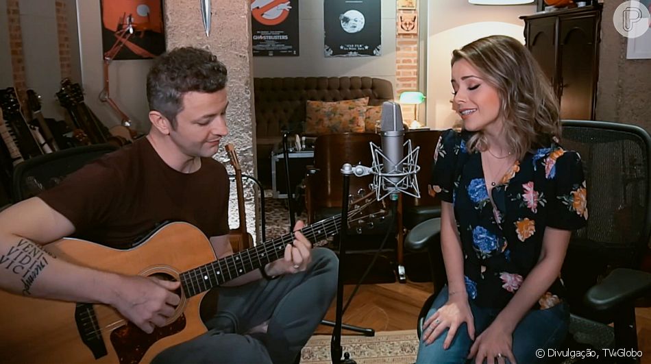 Sandy botou silicone? Seios roubam a cena em vestido sexy e artista ...