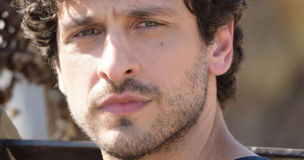 Joabe (Mario Bregieira) aceita seguir na missão após Davi (Cirillo Luna) insistir na novela ...