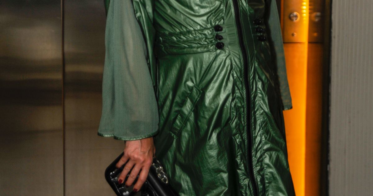 Grávida, Claudia Raia arrasou com um trench coat verde - Purepeople