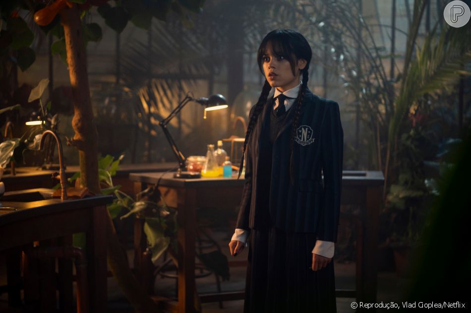 Moda da série 'Wandinha': looks de Jenna Ortega têm vestido de grife ...