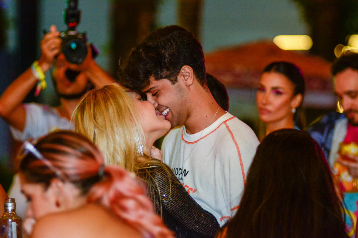 Foto: Karoline Lima trocou beijos com Nilson Neto na Farofa da Gkay ...