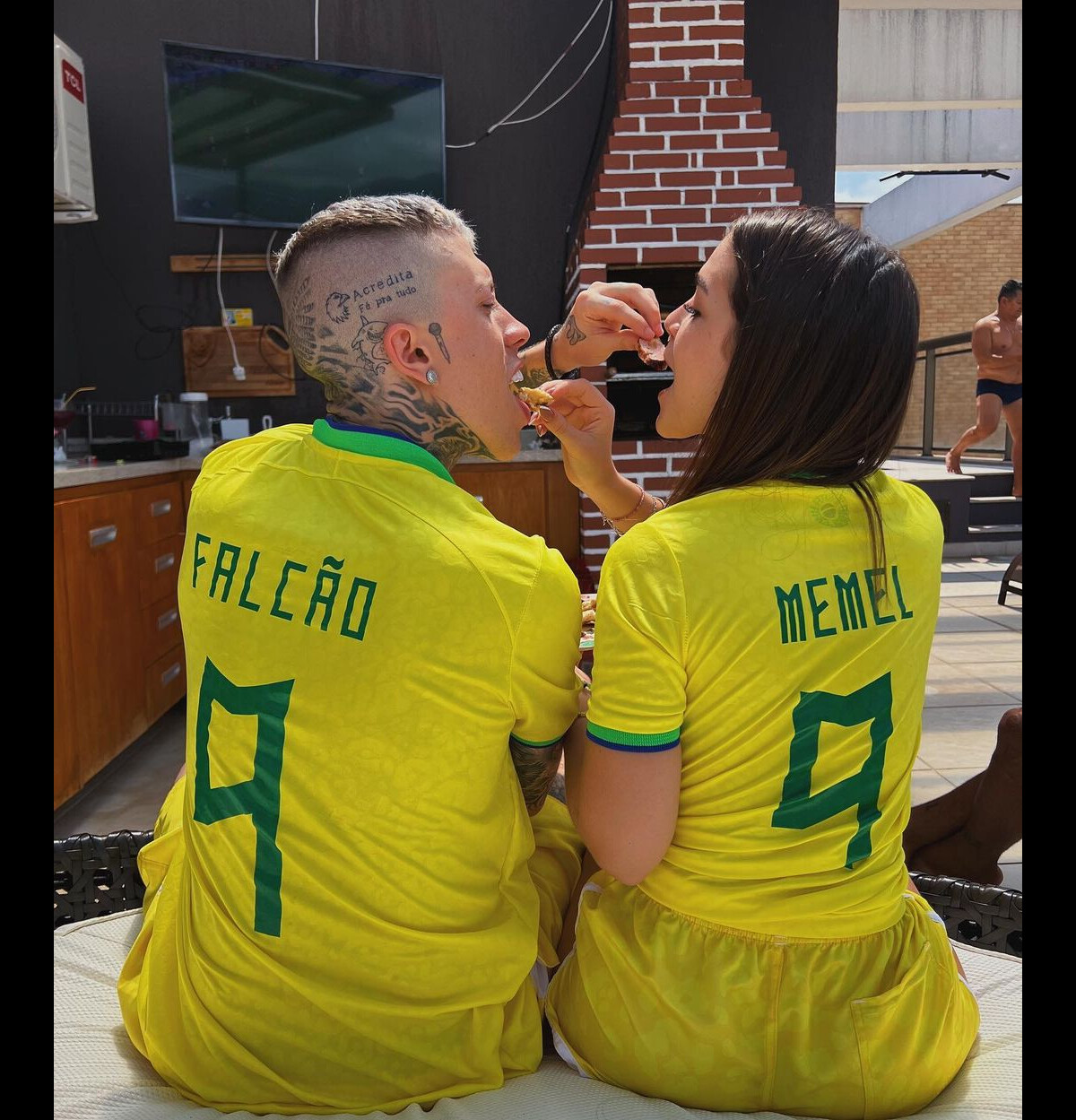 Foto: MC Daniel e Mel Maia posaram em clima de romance ao assistirem ao ...