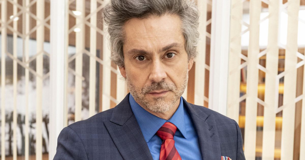 Stenio (Alexandre Nero) fica desconfiado que Moretti (Rodrigo Lombardi ...