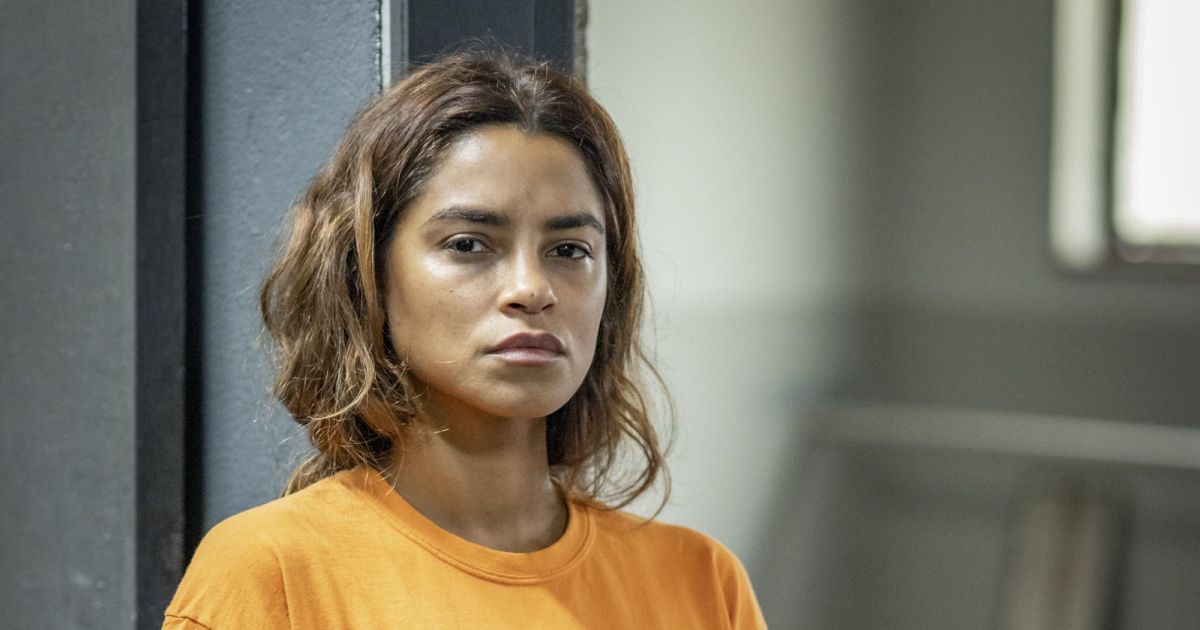 Brisa (Lucy Alves) se revolta com Ari (Chay Suede) quando ele diz que ...