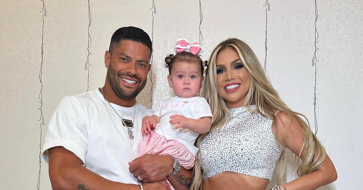 Hulk Paraíba com a esposa, Camila Ângelo, e a filha do casal, Zaya ...