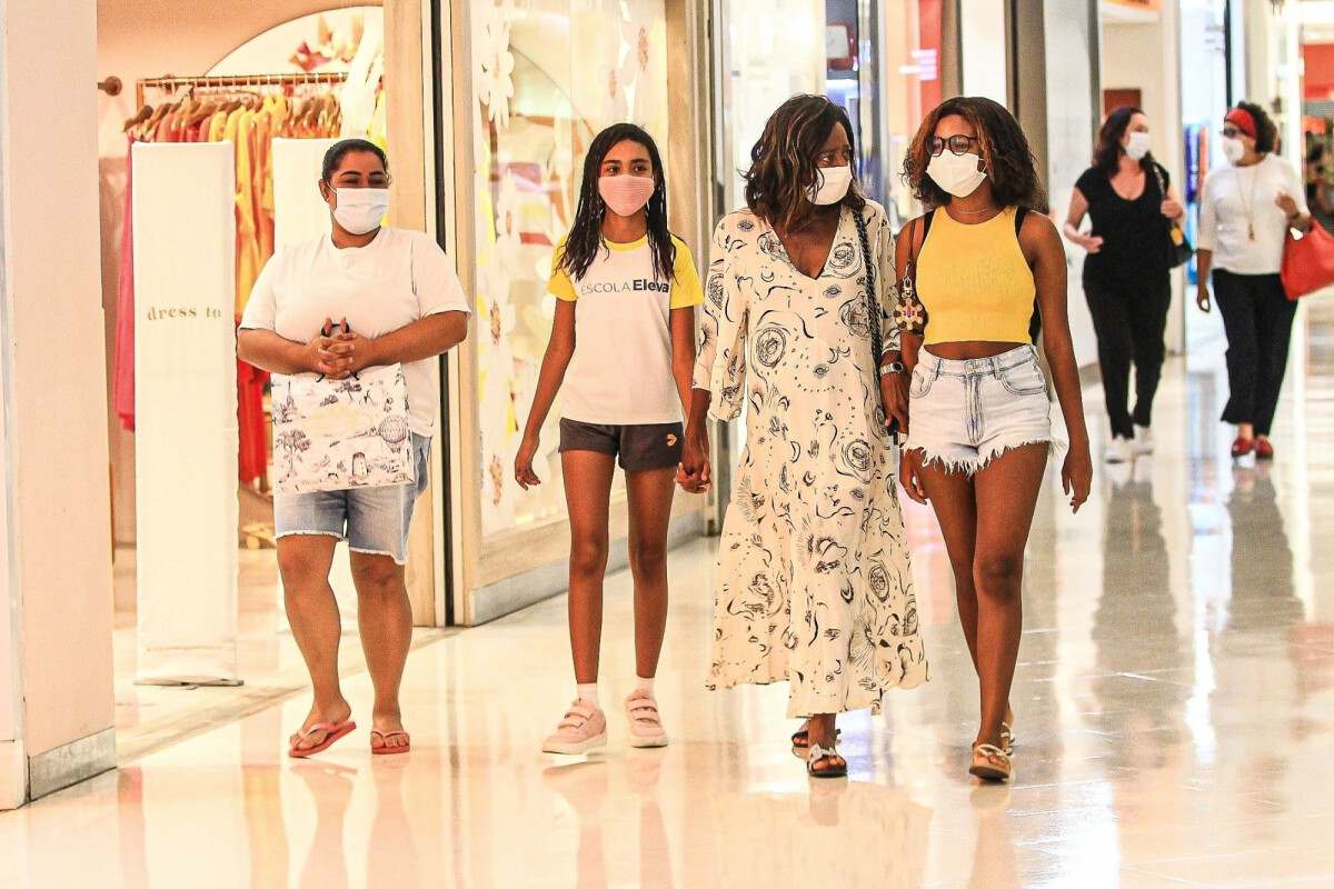 Foto: Saiba como foi adoção das filhas de Glória Maria - Purepeople
