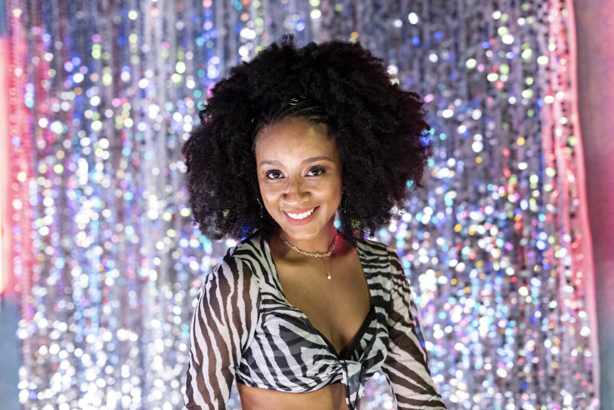 Foto: Na novela 'Terra e Paixão', Ina (Mericia Cassiano) é funcionária ...