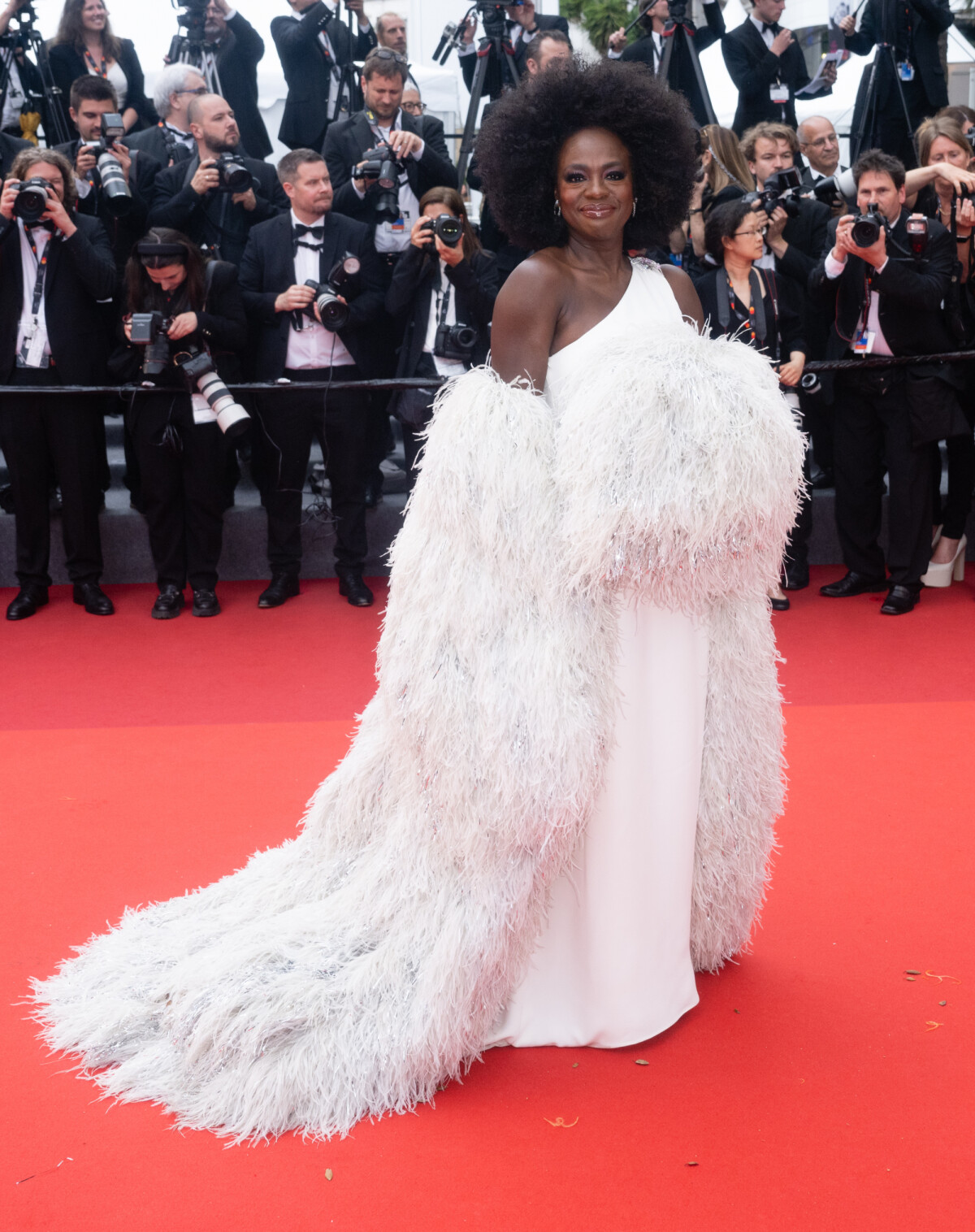 Foto: O vestido branco de Viola Davis é um Valentino: rico em volume, a ...
