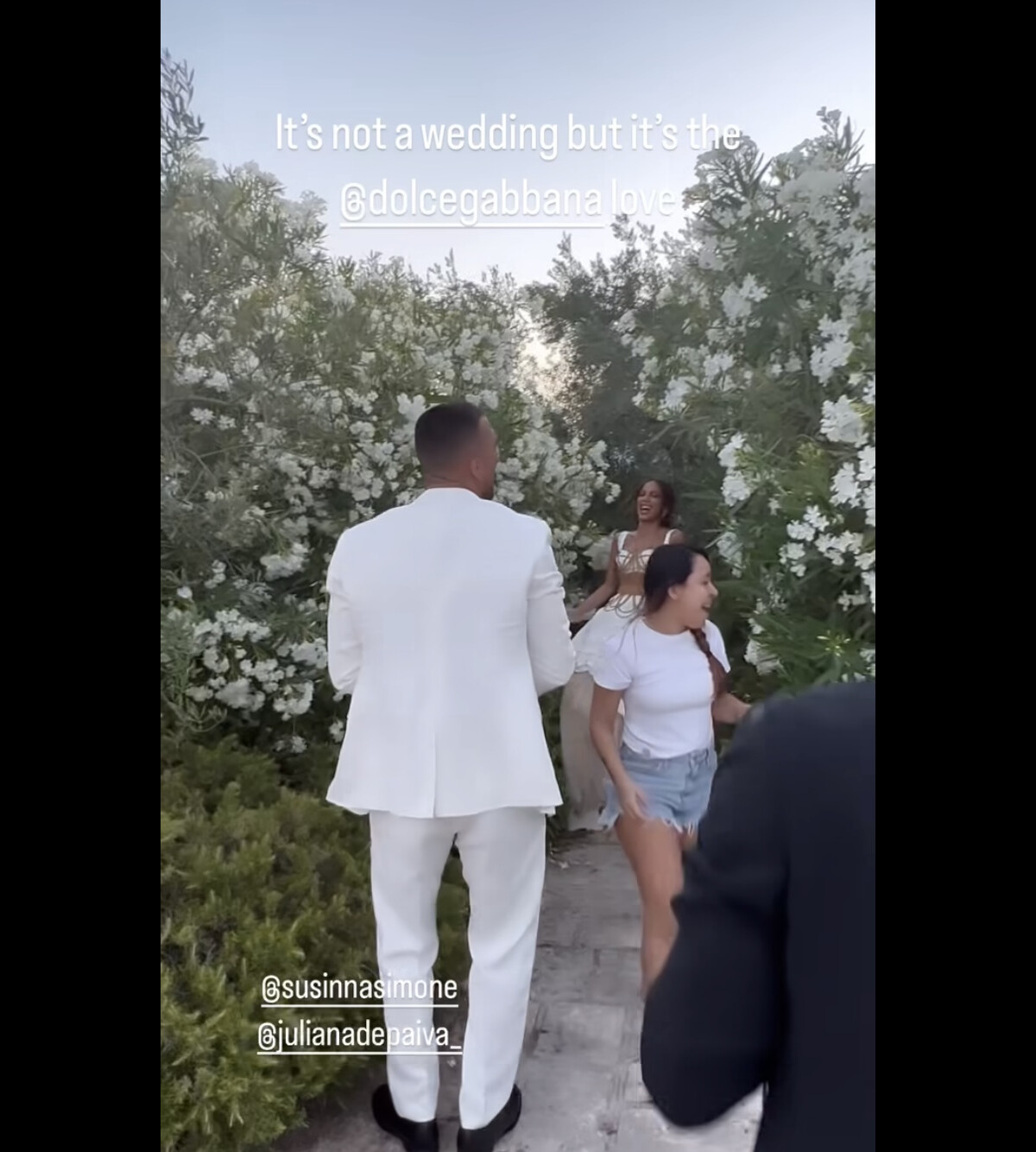 Foto: Simone Susinna corre para pegar buquê jogado por Anitta em evento ...