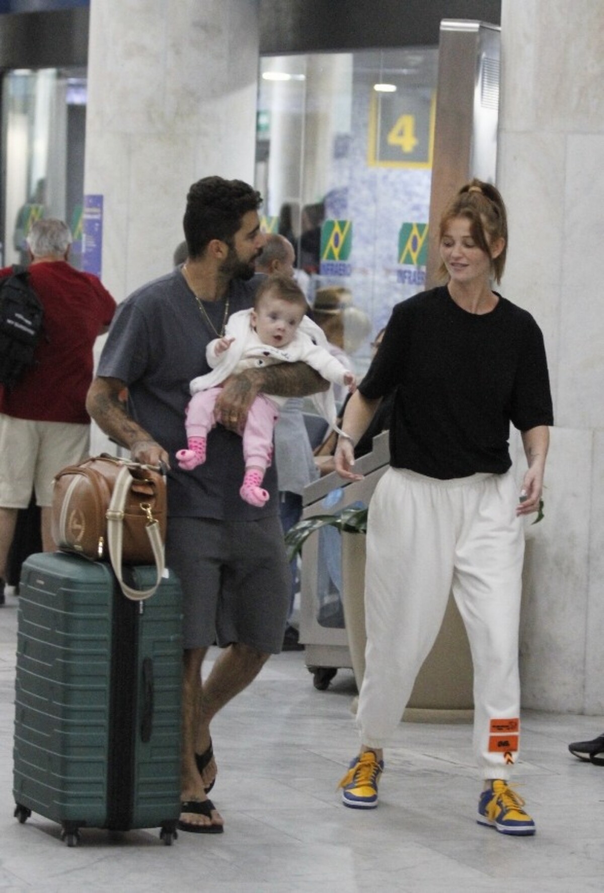 Foto: Filha de Pedro Scooby e Cintia Dicker, Aurora tem 6 meses de vida ...