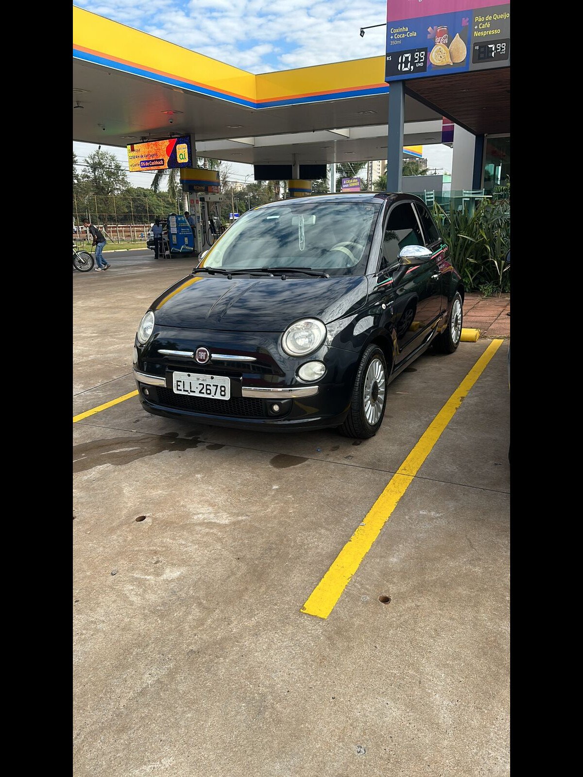 Foto: Foto do carro de Débora Porto antes da pintura Barbiecore ...