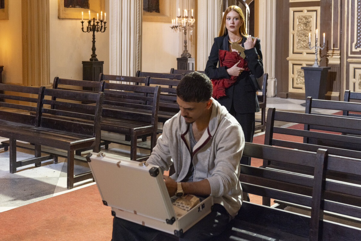 Foto: Em Fuzuê, Preciosa (Marina Ruy Barbosa) negocia a cruz com ...