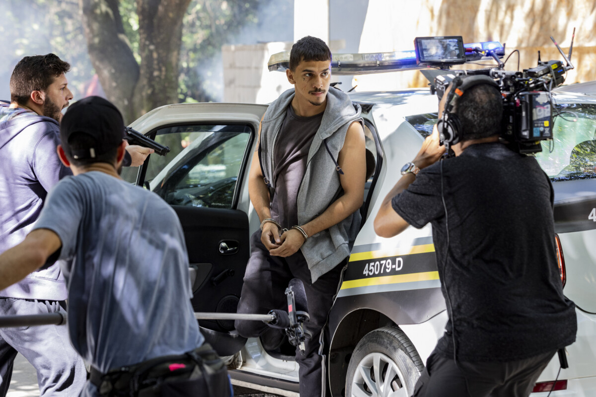 Foto: Cena de bastidor de Merreca (Ruan Aguiar) sendo preso em Fuzuê ...